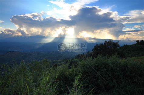 戏剧上帝的灯光穿透云彩高清图片下载 正版图片505396127 摄图网