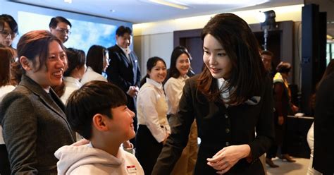 고 이상무 경위 자녀와 대화하는 김건희 여사