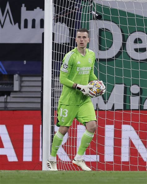 Em coletiva Carlo Ancelotti rasga elogios a Lunin após vitória do Real