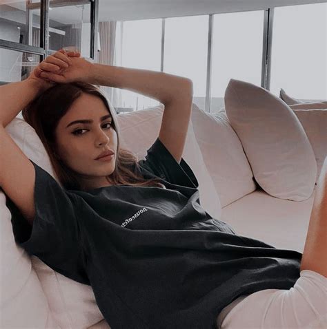 Emma Sinclair Selfie Poses Instagram Bridget Satterlee Women