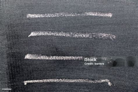 黒板背景に一組の線の形で描く白い色のチョークの手 いたずら書きのストックフォトや画像を多数ご用意 いたずら書き しみ はけ筋