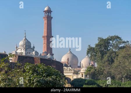 View On Beautiful Ancient Badshahi Mosque Built By Mughal Emperor