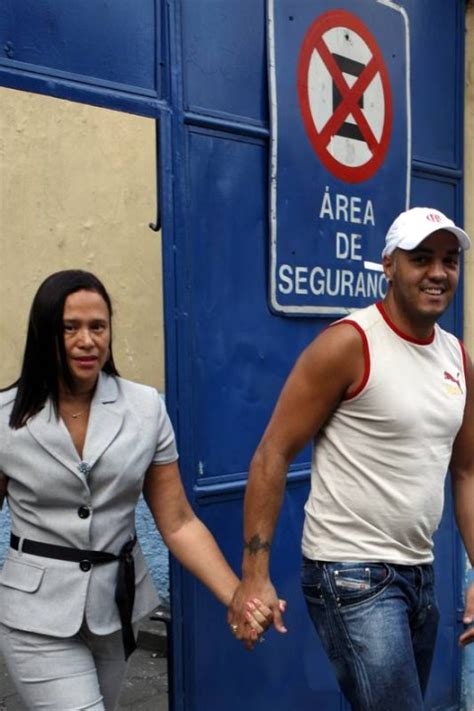 Confira as mudanças no visual do cantor Belo