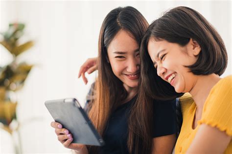 젊은 아름다운 아시아 커플 사랑 친구 여자 태블릿을보고 집에서 침실에 손을 만져 웃고 행복 Lgbt 여성은 여름 휴가 여행