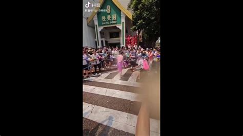 景洪“泼水节”女游客遭周围男性撕扯雨衣，拍摄者：他们专泼女性隐私部位凤凰网视频凤凰网