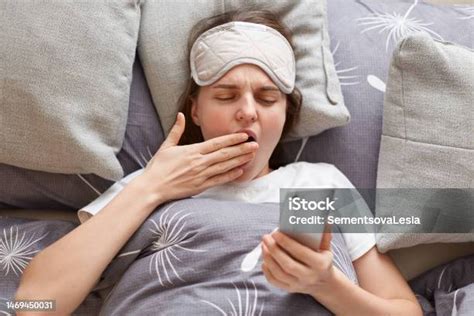 Photo Libre De Droit De Plan Intérieur Dune Jeune Femme Fatiguée Et