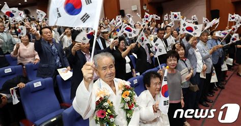 태극기 휘날리며 부르는 광복절 노래