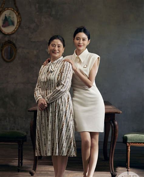 王媛可与母亲合体拍大片 母女相视而笑画面温馨 搜狐大视野 搜狐新闻