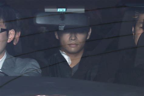 朝霞署に入る寺内樺風容疑：埼玉の女子中学生、東京・中野区内で保護 写真特集：時事ドットコム