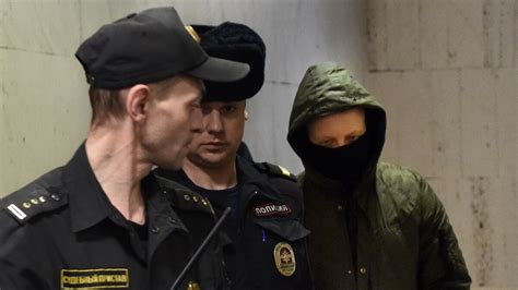 Суд арестовал бывших полицейских из дела Ивана Голунова