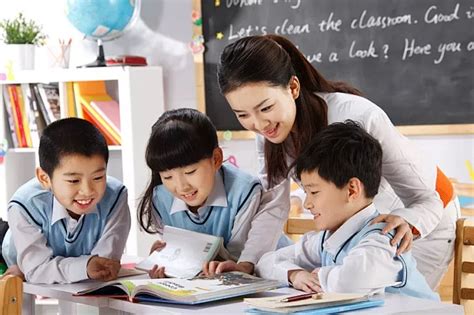 东方儿童在教室里上课图片下载