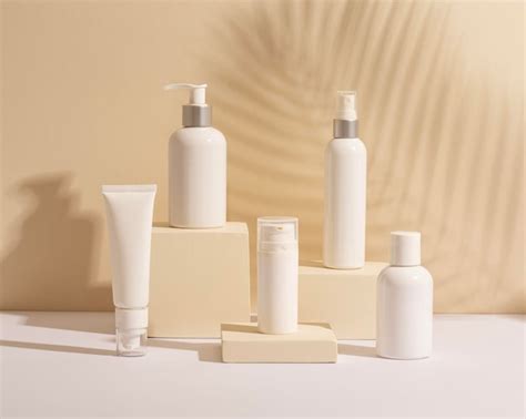 스킨케어 루틴 세트 페이스 워시 로션 핸드 크림 토닉 미셀라 워터 세럼 포장 베이지 프리미엄 사진