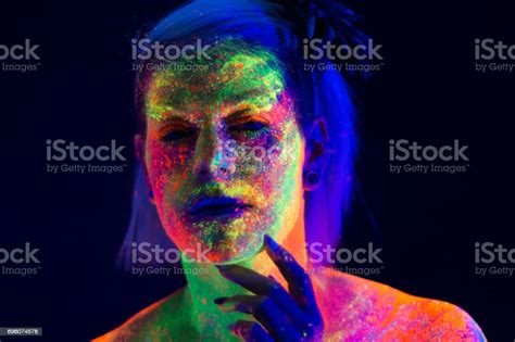 다 색된 Uv 얼굴 페인트 전면 보기 턱을만 지는 손 모델의 근접 촬영 카메라를 보고 30 34세에 대한 스톡 사진 및 기타