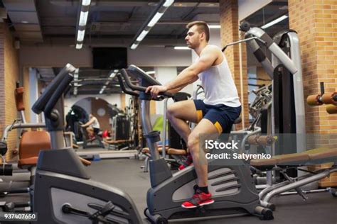 피트 니스 체육관에서 회전을 하 고 자전거에 남자입니다 체육관 자전거에 밖으로 일 하는 젊은 사람에 맞게 남자에 대한 스톡 사진 및 기타 이미지 Istock
