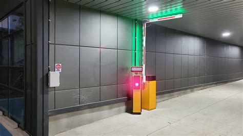 큐넥스 안녕하세요 큐넥스 일상입니다 🥰 교회에 설치한 번호인식 방식의 주차차단기 설치 현장이네요~ 지정된 차량번호를 카메라로 인식하여 차단기를 개방하고 필로티 구조에