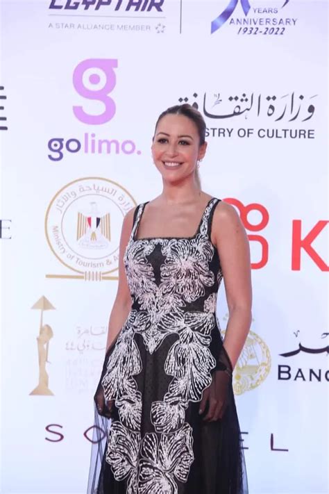 منة شلبي تخوض أولى تجاربها في المسرح مع شريف سلامة
