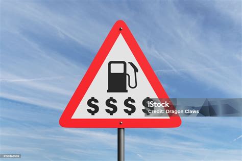 파란 하늘 배경에 빨간색 경계선이 있는 주유소 디스펜서와 달러 표지판을 보여주는 삼각형 경고 도로 표지판입니다 휘발유 및 디젤 가격 인상 개념의 그림 Contract For