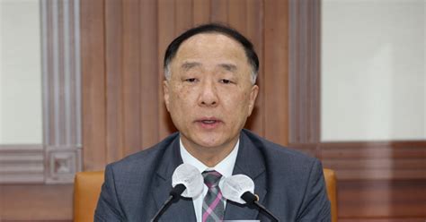 153→81로···감사원 “홍남기 국가채무비율 낮추라 지시”