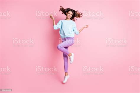 핑크 파스텔 컬러 배경에 고립 된 재미 가 사랑스러운 쾌활한 슬림 물결 모양의 머리 소녀 점프의 전체 길이 바디 사이즈 보기