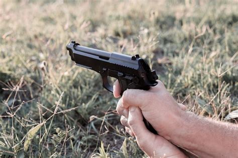 Pistolet Dans Les Mains Des Hommes Les Doigts Appuient Sur La G Chette