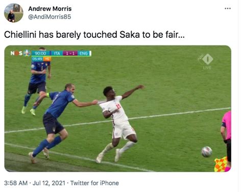 Meme Kocak Chiellini Tarik Saka Hingga Terjengkang