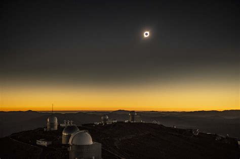 Las mejores fotos del eclipse solar en la región Infobae