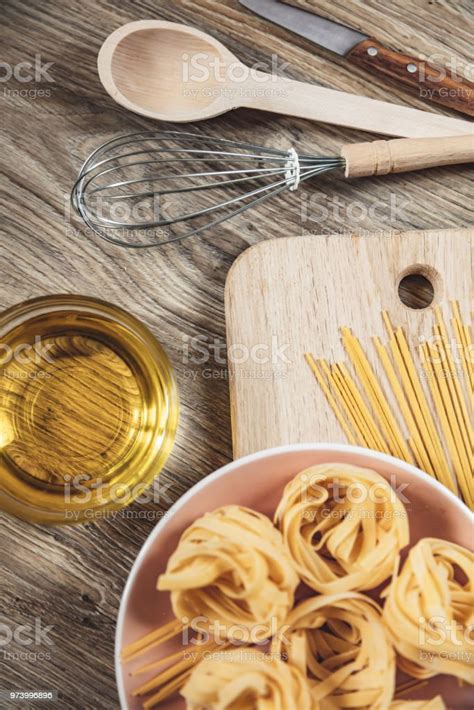 준비 제조 법 빵 피자 스파게티 Ingridients 음식 플랫 누워 부엌 테이블 배경 만들기 0명에 대한 스톡 사진 및 기타