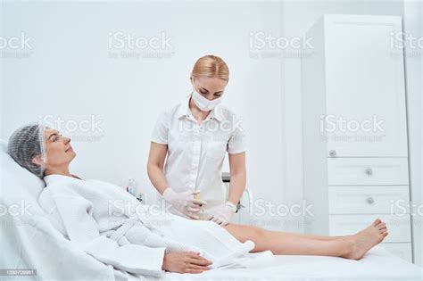 미용실에서 미용 절차를 수행하는 여성 사람 기쁘게 생각합니다 2명에 대한 스톡 사진 및 기타 이미지 2명 30 34세