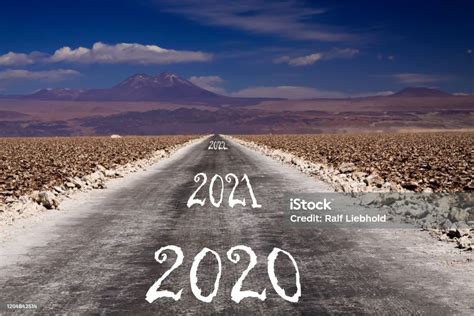 긴 하드 돌 길 개념 2020 년 2021 2022 년의 숫자와 건조 한 사막을 통해 끝없는 비포장 도로에 보기 긴에 대한 스톡