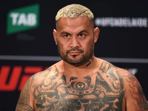 Download Mark Hunt Mischievous Stare Wallpaper