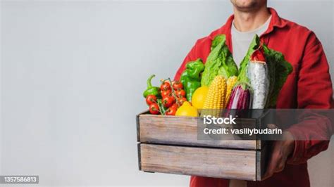 배달 개념 젊은 백인 배달 남자 식료품 야채와 과일의 나무 상자를 들고 상점에서 회색 스튜디오 배경에 격리 복사 공간 배달부에 대한 스톡 사진 및 기타 이미지 Istock