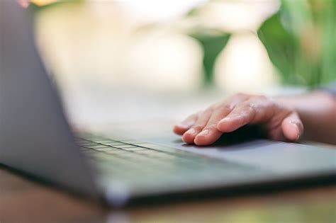 Tangan Menggunakan Dan Menyentuh Pada Touchpad Laptop Foto Stok Unduh