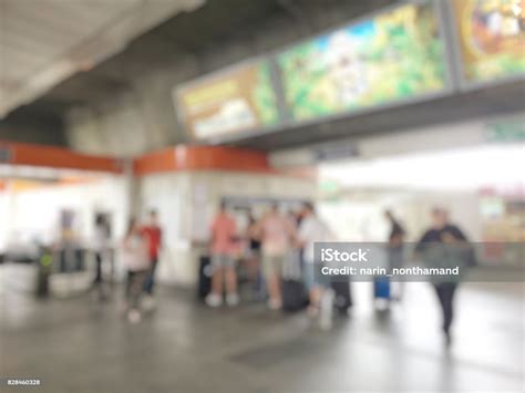 사람들 다 민족성 및 나이 사람들 출석 남성과 여성 관광 이나 지하철 역에 있는 티켓 기계에서 지불 하는 사람들의 군중의