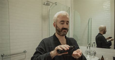 목욕 가운을 입고 화장실에서 양치질을 하는 남자 사진 Unsplash의 위생 이미지