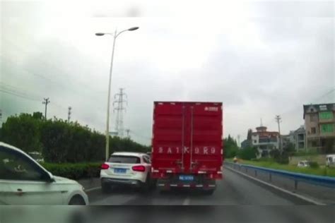 监控：大货车这是谋杀吧，就因为没有让行，就把我挤成肉夹馍？肉夹馍监控因为