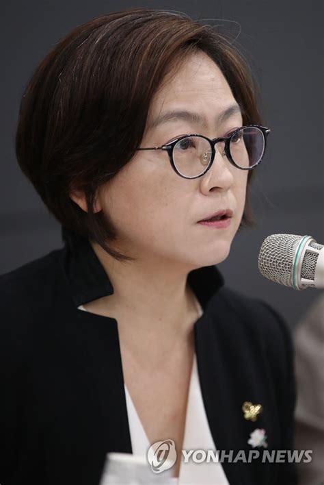 인사말하는 이나영 교수 연합뉴스