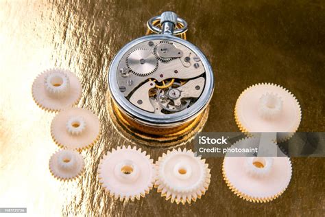 컬러 배경에 기계식 아날로그 스톱워치 시간 부분 정밀도 속도 간격의 측정 개체 그룹에 대한 스톡 사진 및 기타 이미지 개체 그룹 경쟁 계시기 Istock