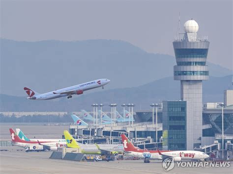 북한 오물 풍선에 새벽 인천공항 항공기 이착륙 차질 한국경제