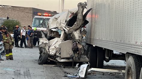 Tráiler Ganadero Embiste Camioneta Y Vehículo En La México Querét