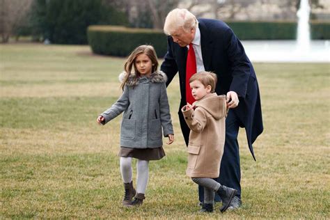 Donald Trump, un nonno alla Casa Bianca: che birbe i suoi nipotini! Guarda le foto | Oggi