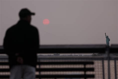 Fumaça De Incêndios No Canadá Muda O Céu De Nova York