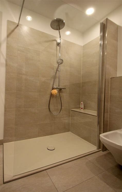Komfortable, geräumige Walk-In-Dusche Bathroom Furniture Design ...