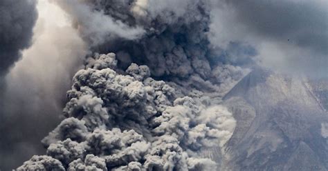 최고 3㎞ 화산재 분출하는 인도네시아 므라피 화산