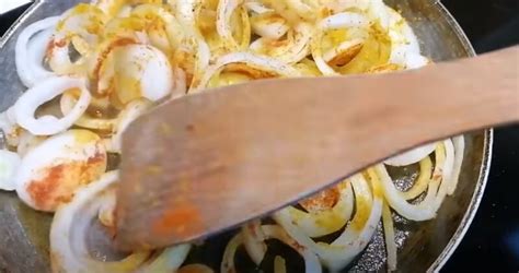 Куряча печінка з яблуками мій улюблений рецепт