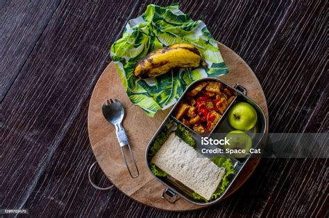 스테인리스 메탈 푸드 용기 또는 도시락 나무 판에 스포크가 있는 밀랍 랩 등 친환경 주방 식기에서 제공되는 건강한 비건 식사 제로 폐기물 지속 가능한 플라스틱 무료 라이프