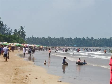 ချောင်းသာကမ်းခြေ၌ လာရောက်အပန်းဖြေသူများဖြင့် စည်ကားလျက်ရှိ Information And Public Relations