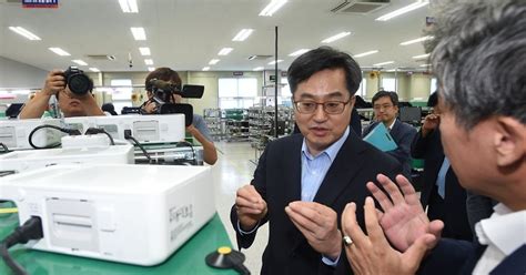 스마트팩토리 설명 듣는 김동연 부총리