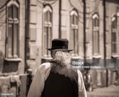 긴 회색 머리와 머리에 검은 모자를 가진 남자의 오래된 빈티지 세피아 사진 노인의 백 뷰 남자에 대한 스톡 사진 및 기타 이미지