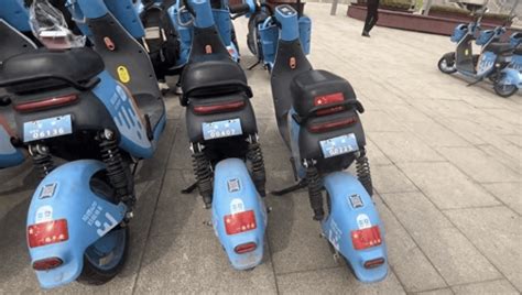 提高安全出行意识烟台哈啰升级车尾反光贴市民车辆活动