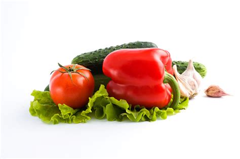 붉은 고추와 토마토는 흰색 바탕에 노란색 고추 흰색 바탕에 신선한 야채입니다 야채에서 구성입니다 마늘과 흰색 배경에 페 한 붉은 색과 노란색 퍼 0명에 대한 스톡 사진 및